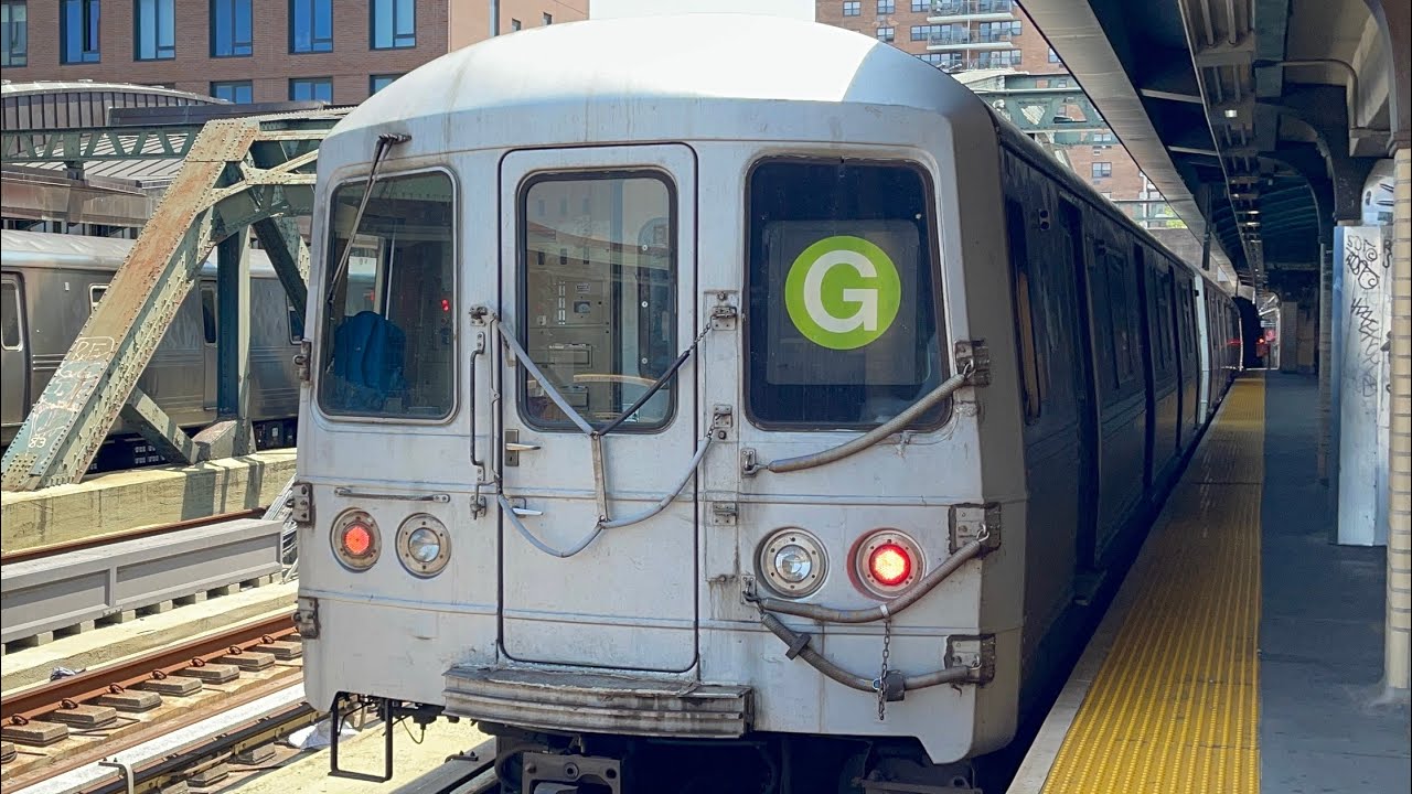 R46 (G) trains at 4th Ave-9th Street - YouTube