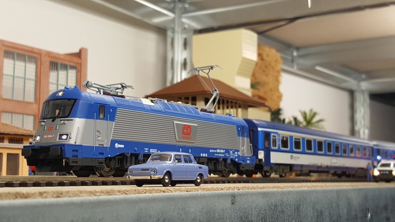 Trix / Märklin - Škoda ČD Class 380 (DB BR 102) - YouTube