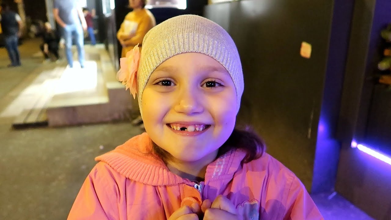 VLOG Noaptea prin oras Mergem dupa papusi - YouTube