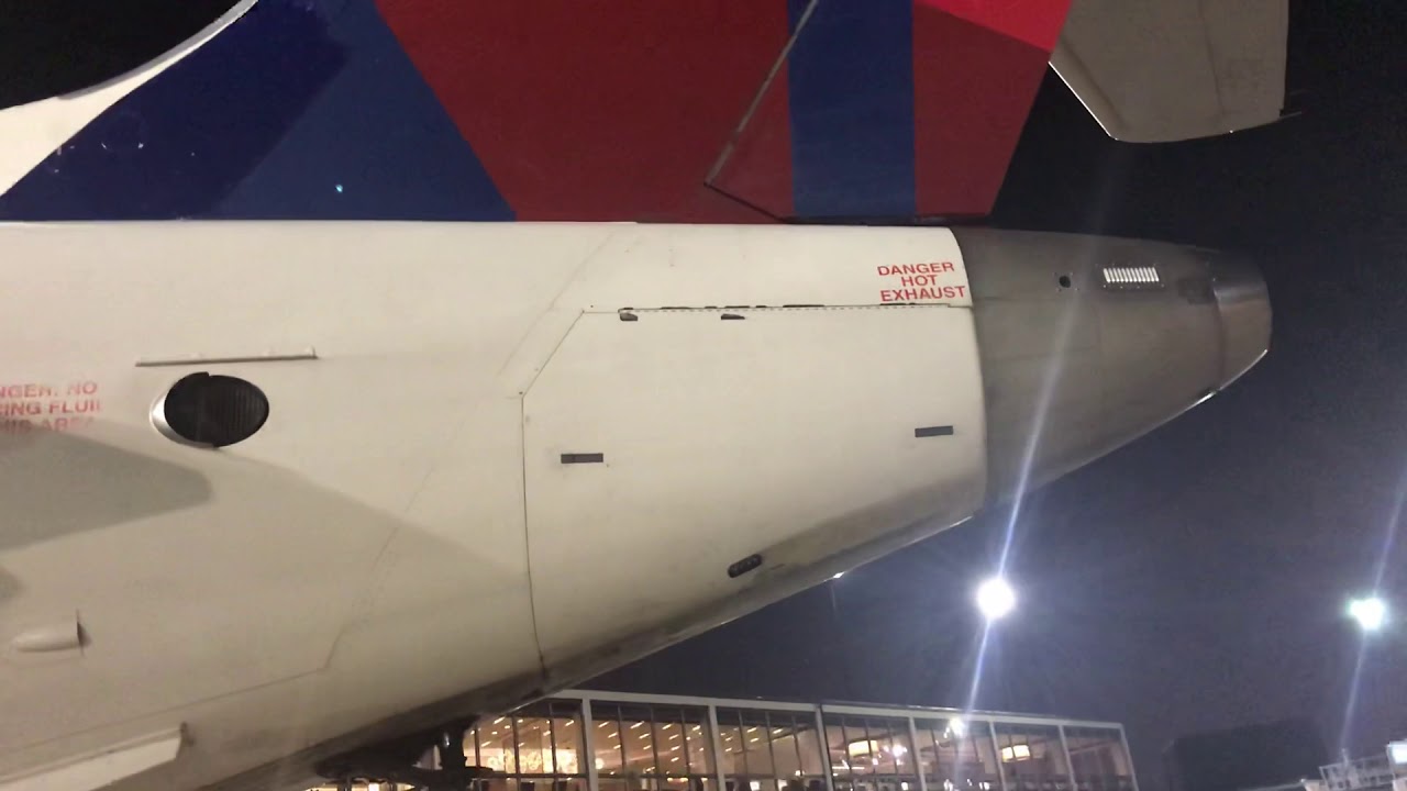 CRJ900 APU Start - YouTube