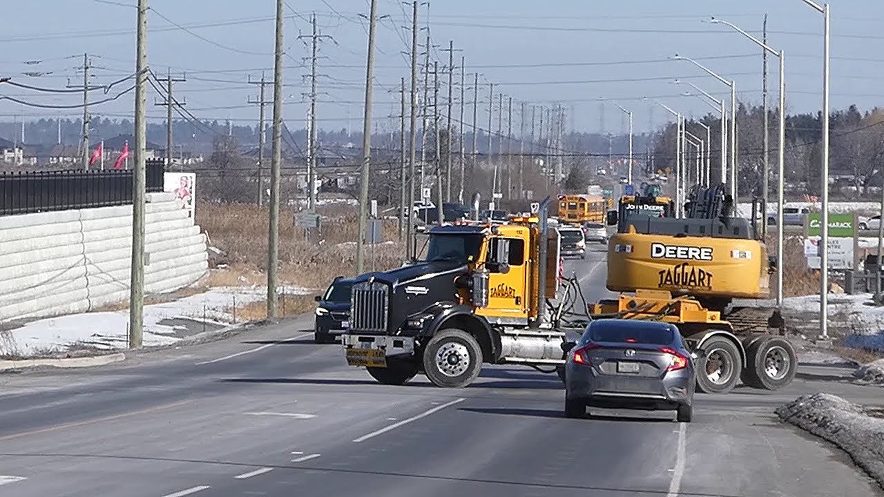 OVERSIZE LOAD; Kenworth SKILLED Wide FAST Turn!! - YouTube