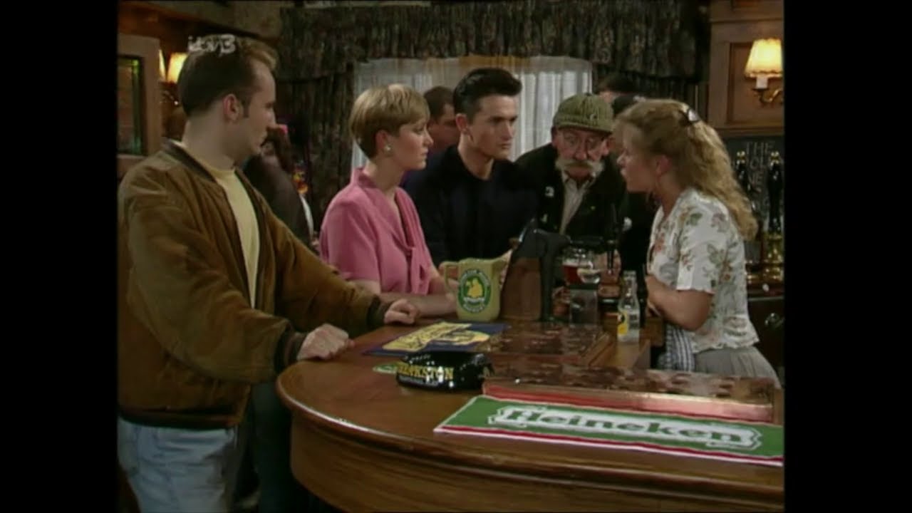 Rachel Hughes throws a drink at Lynn Whiteley in Emmerdale (20 July ...