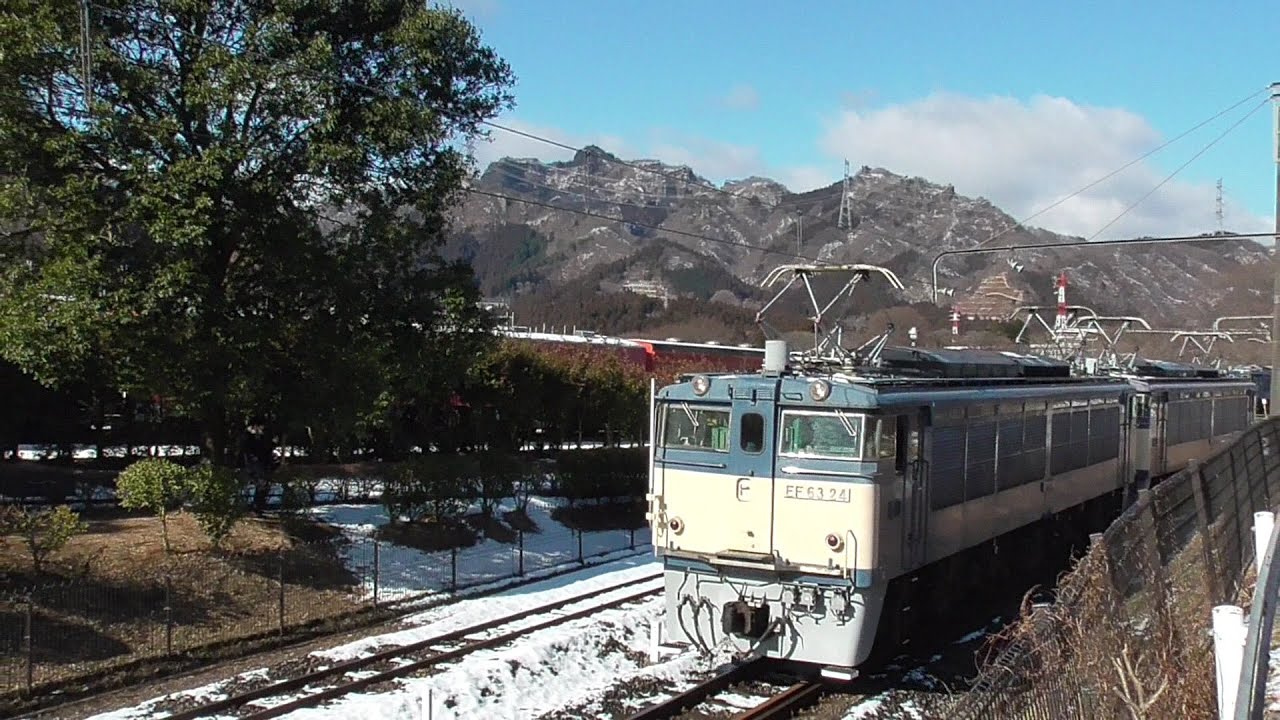 2023年2月11日 碓氷峠を越えて吹いてくる浅間颪(おろし)と雪が残る旧 碓氷線を行く電気機関車EF63 25＋EF63 24 重連運転 ...