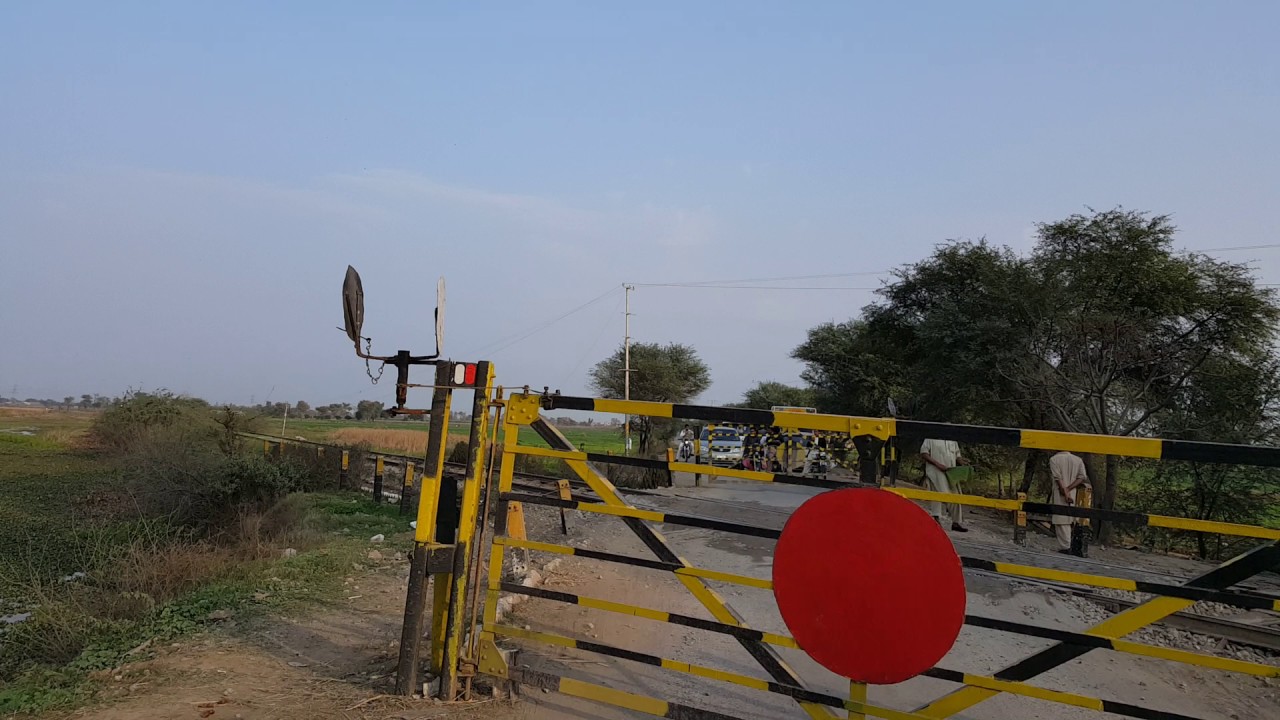 Dinga Pakistan Train / Dinga Gujrat Road - YouTube