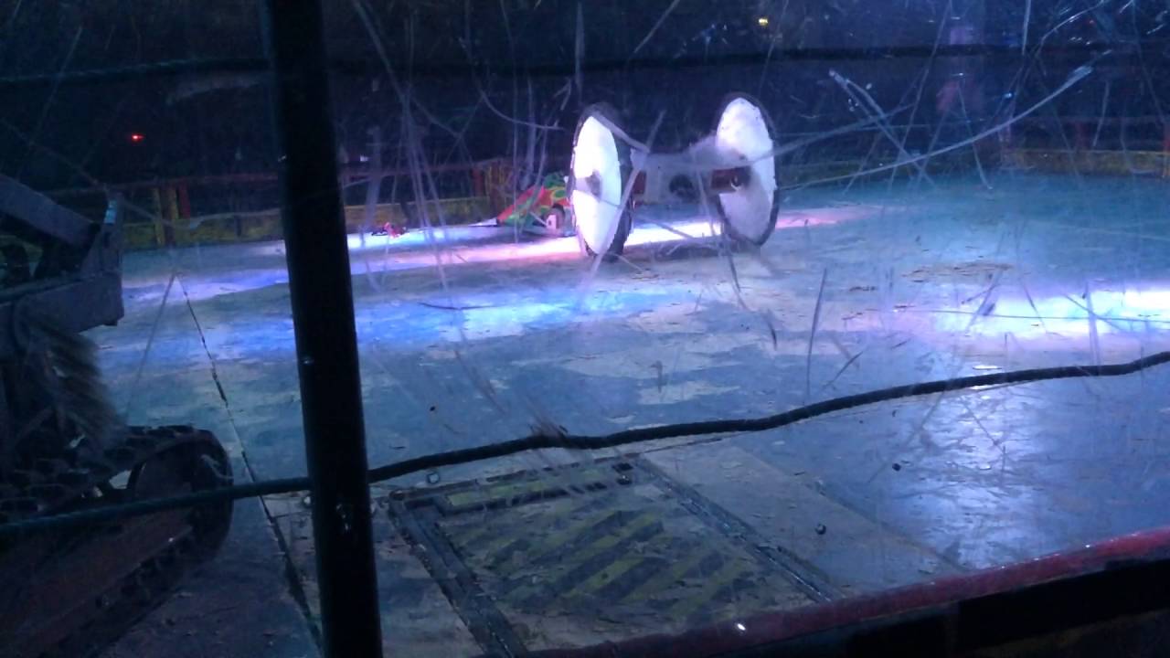 Robot Wars Manchester 2016: Eric Vs Gabriel - YouTube