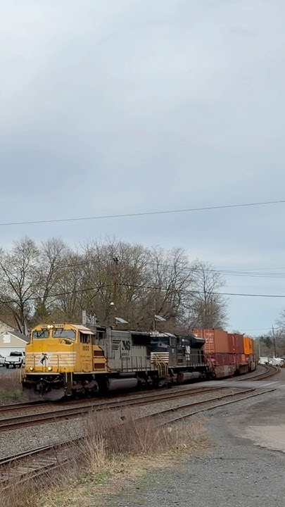 NS 1800 SD70ACC “Yellow Mane” leads NS 269 through Piscataway with a friendly crew! - YouTube