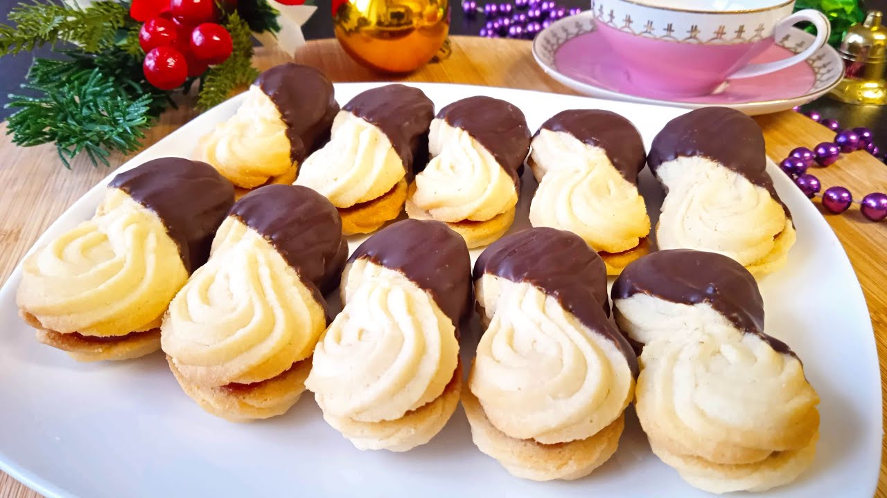 Linecké rohlíčky s ovocnou náplní máčené v čokoládě, tradiční receptura ...