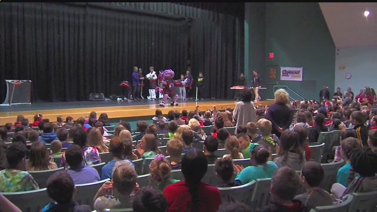Phantoms donate hockey equipment to Struthers Middle School - YouTube