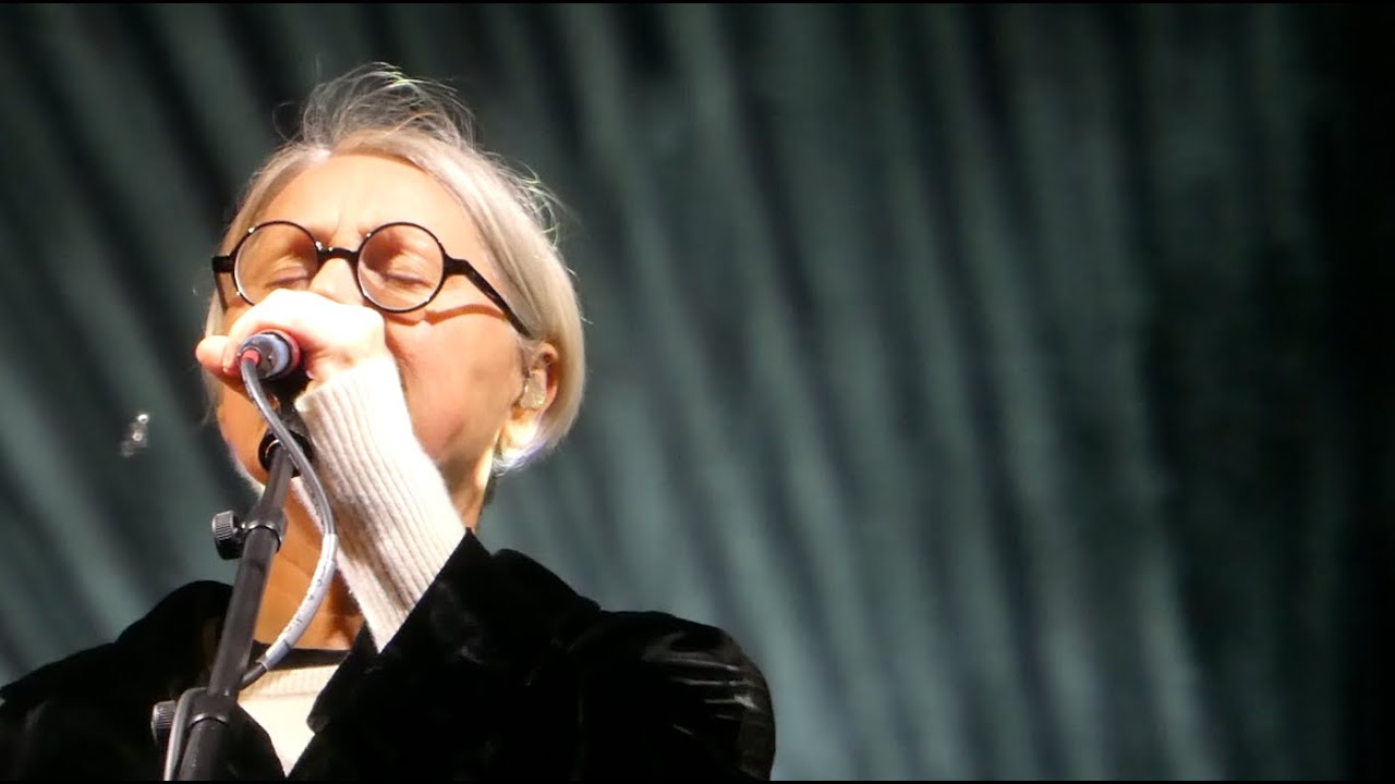 Massive Attack "Teardrop" feat Elizabeth Fraser live in Stockholm 15 ...