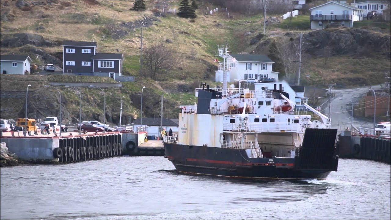 Newfoundland seamanship, or how to dock a ferry in a cross-wind - YouTube