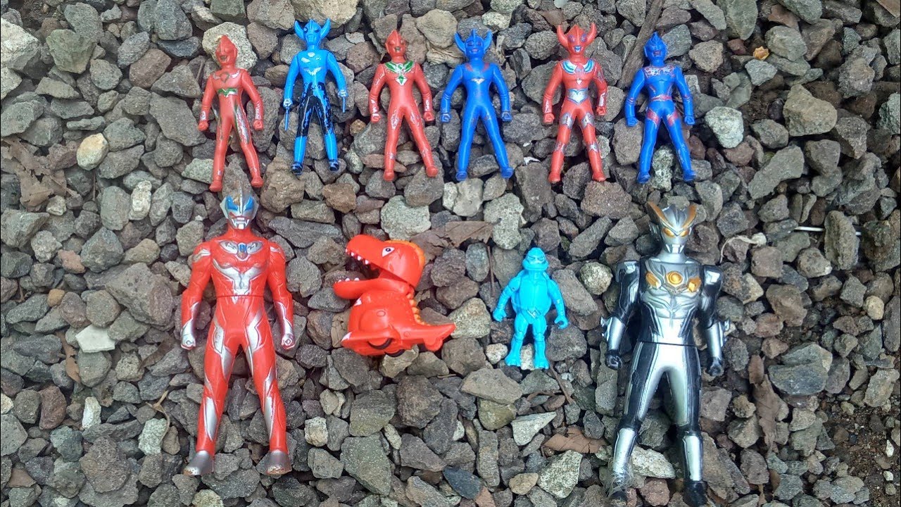 Mencari Mainan Ultraman di Pekarangan Rumah - YouTube