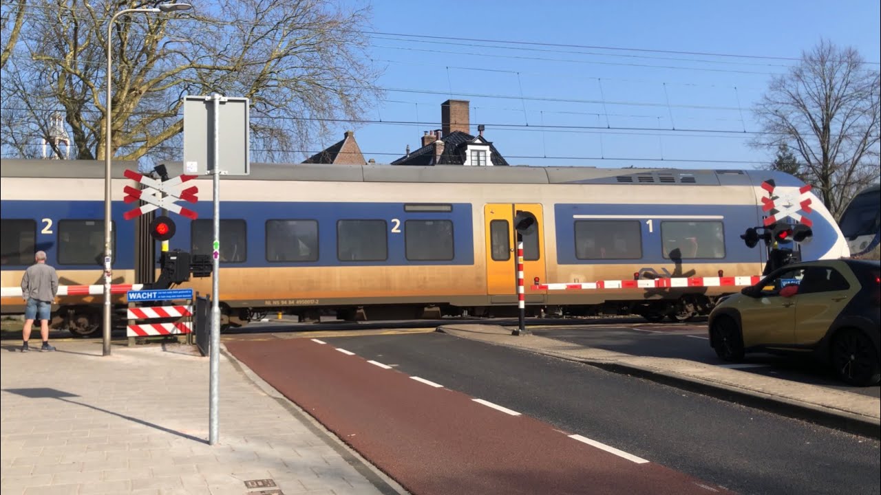 Spoorwegovergang Overveen // Dutch Railroad Crossing - YouTube