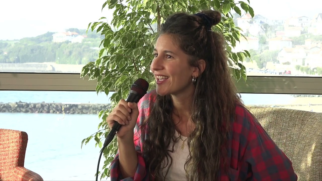 Interview de Lise AKOKA pour le film "Les pires" - YouTube