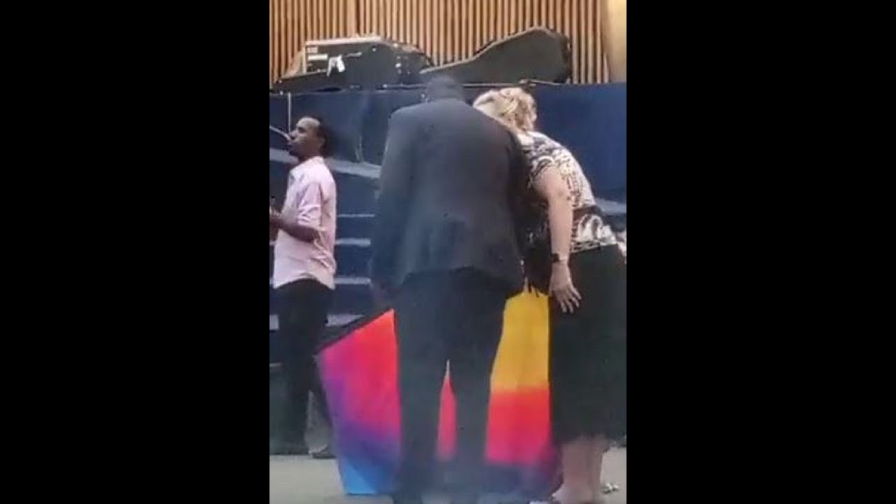 Wa mugore wazunguje ibendera ry'Abatinganyi muri ADEPR yasabye imbabazi ...