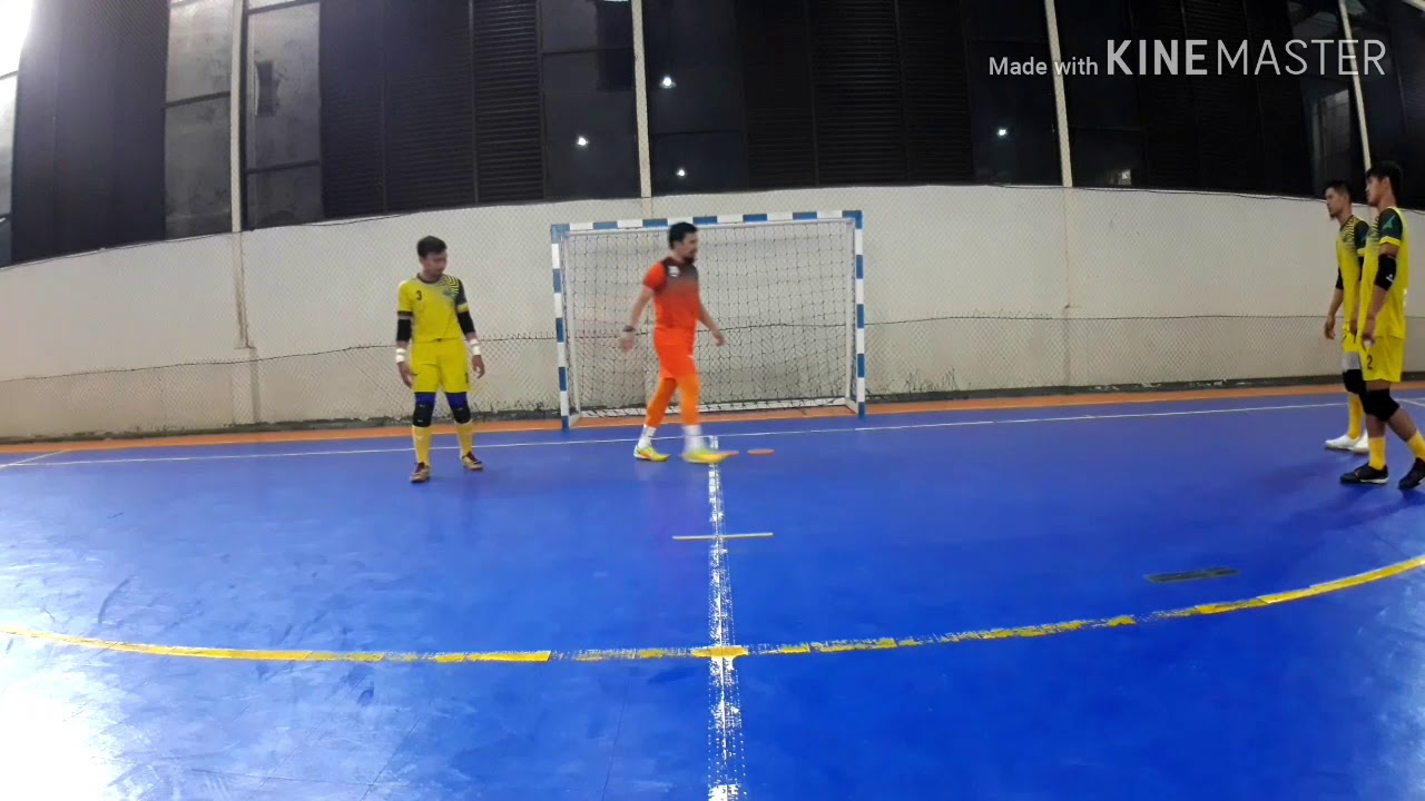 Goalkeeper futsal training - YouTube