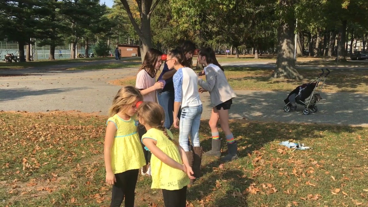 HALLOWEEN Apple Relay Races Challenge! - YouTube