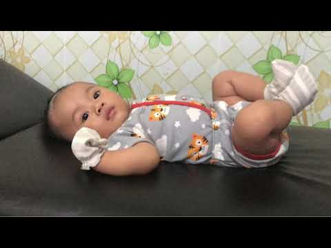 bayi disuntik nangis lucu - adik bayi disuntik sampai nangis