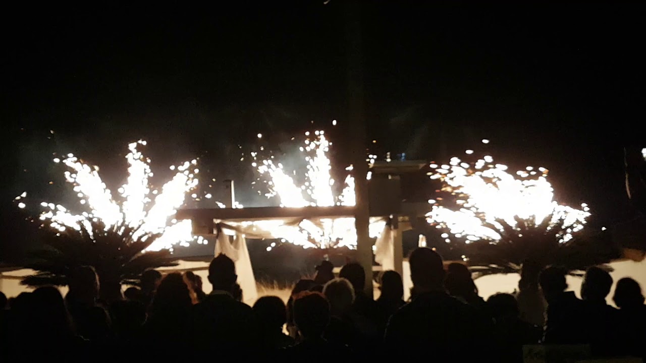 Coreografia di fontane pirotecniche Aloha Beach Marina Romea - YouTube
