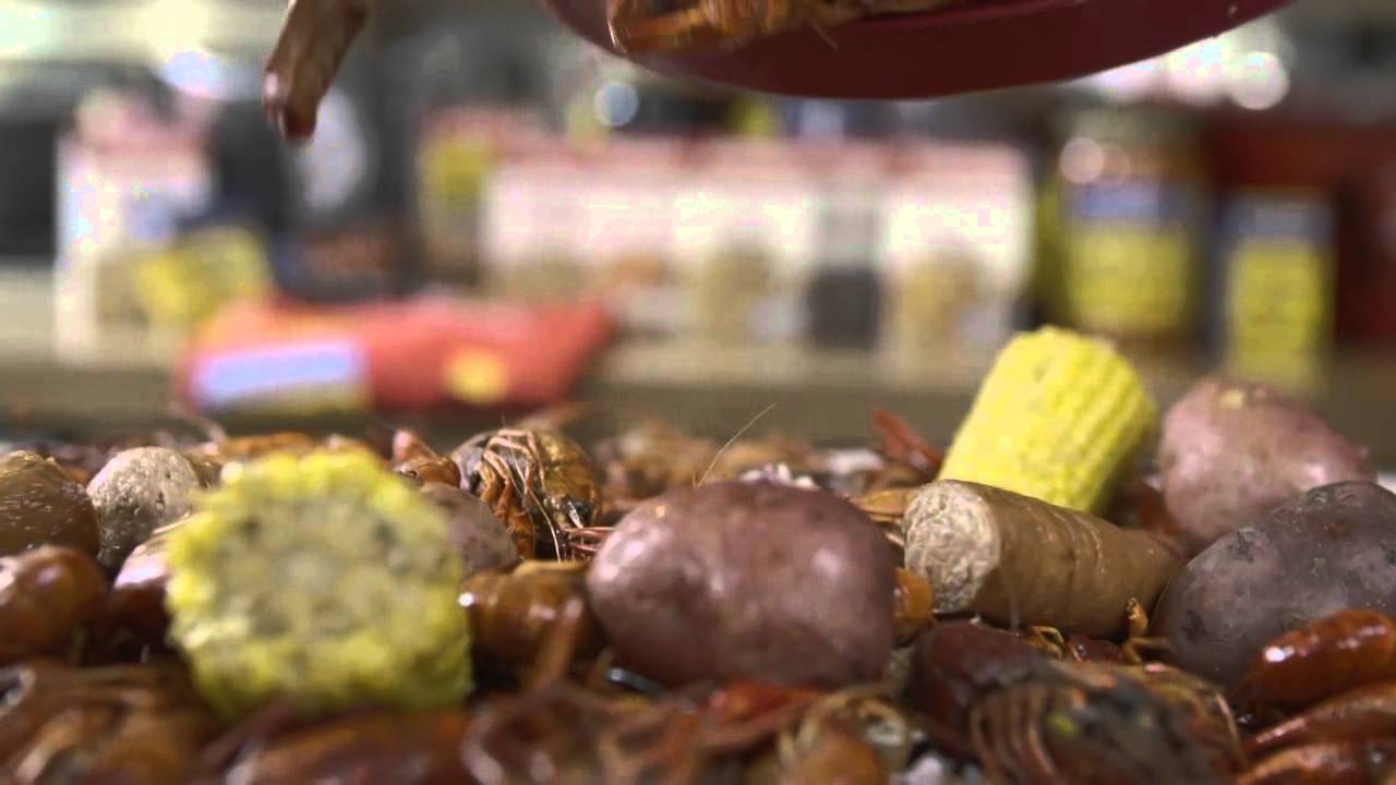 How to Peel a Crawfish - YouTube