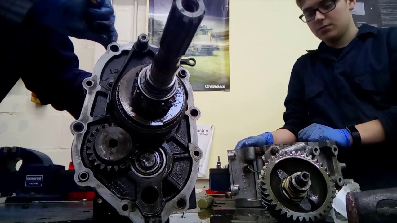 Stripping down a Land Rover R380 gearbox part 3 - YouTube