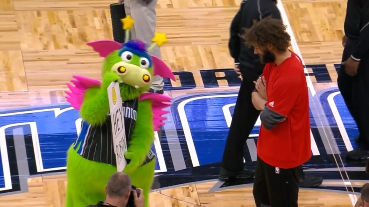 Robin Lopez SLAPPED by Orlando Magic Mascot, Aaron Gordon Steps In ...