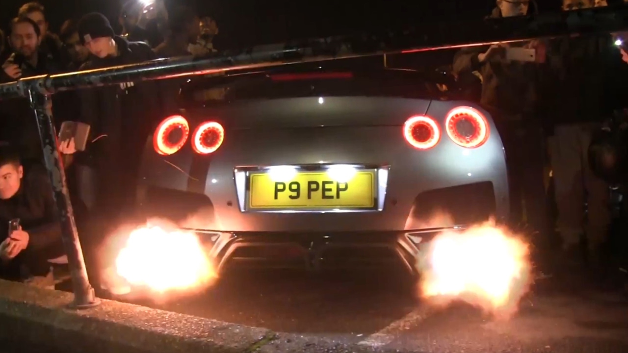 R35 GTR's shooting HUGE flames at Ace Cafe (R.U.K Night) - YouTube