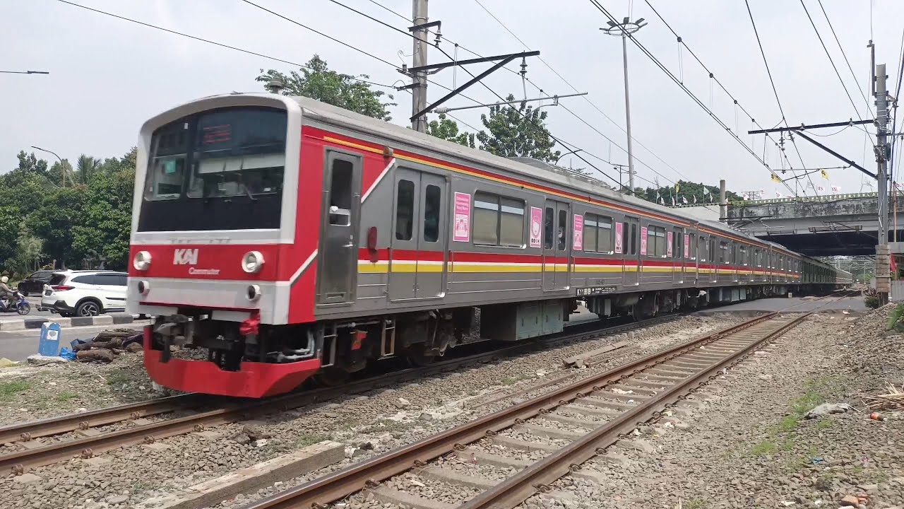 KECEPATAN KERETA API KAI COMMUTER LINE KETIKA MELINTAS MENUJU STASIUN ...
