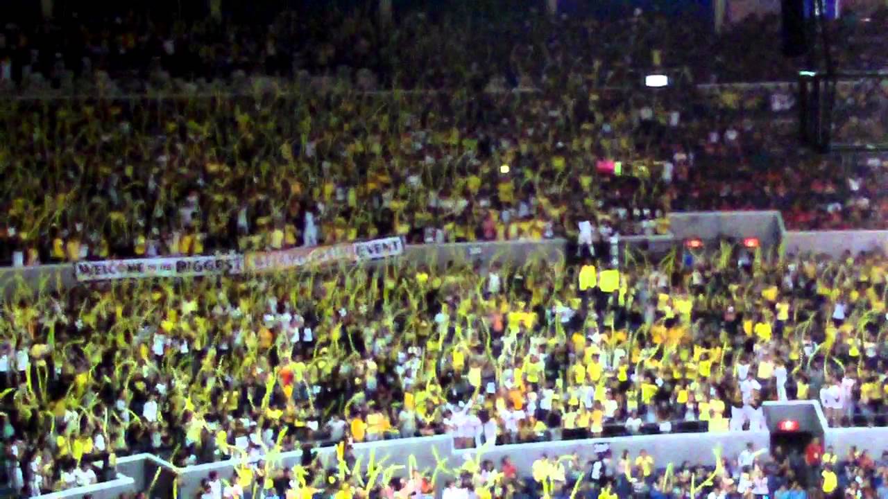 UST Crowd - UAAP CDC 2011 - YouTube