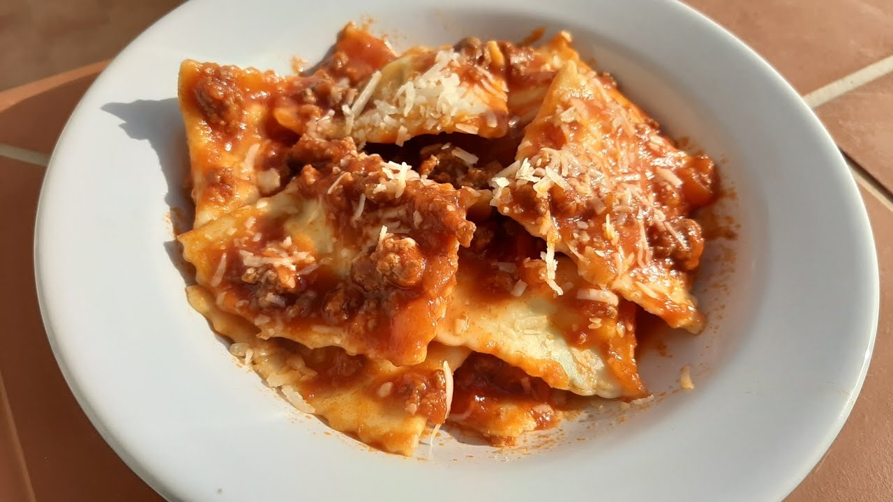 How to make homemade Italian ravioli pasta. Ravioli in ragu sauce ...