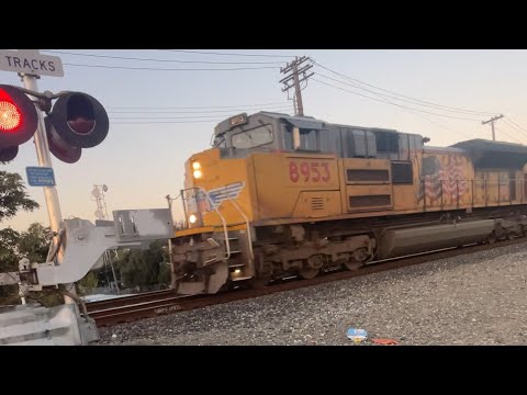 UP 8953 SD70ACE Leads UP MWCRV Eastbound 20th St Crossing - YouTube