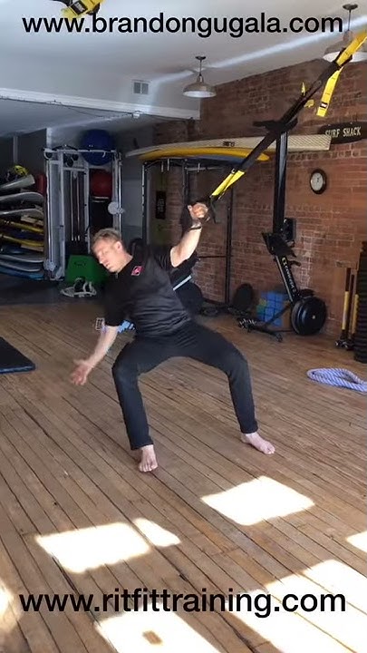 TRX Single Arm Back Row With Slow Rotation - YouTube