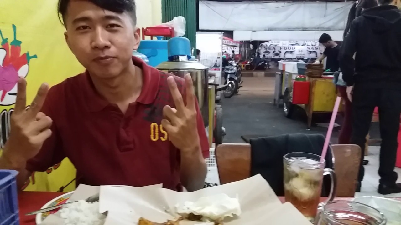 Rudy Halim sedang di Ayam Gepuk cabang Teluk Gong - YouTube