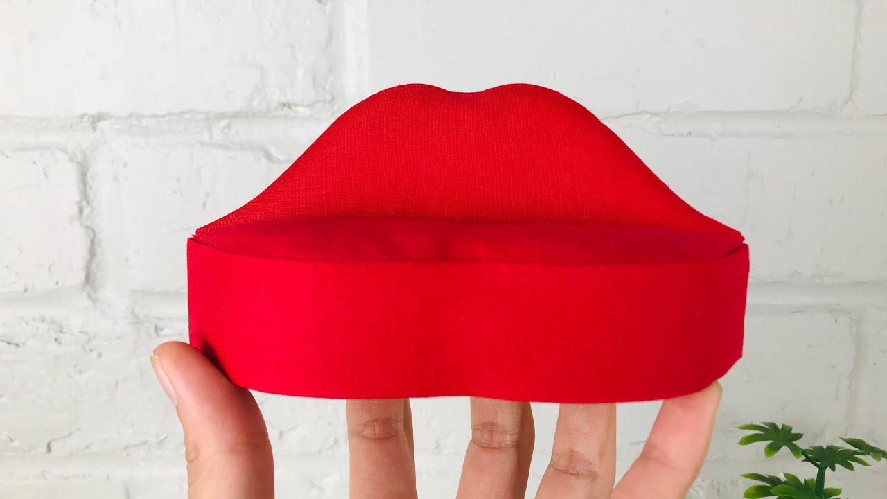 A Groovy 70's-inspired Miniature Lips Sofa - YouTube