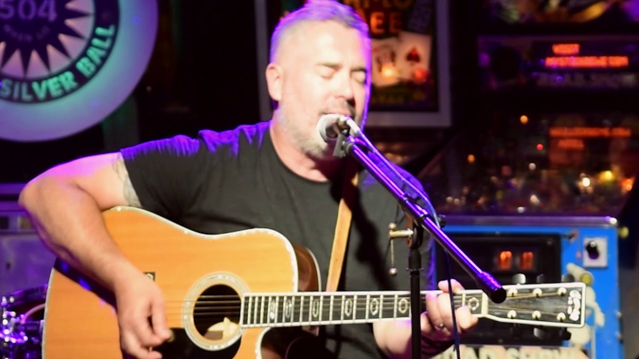 Ed Robertson sings the theme from the Big Bang Theory at the PinChurch ...