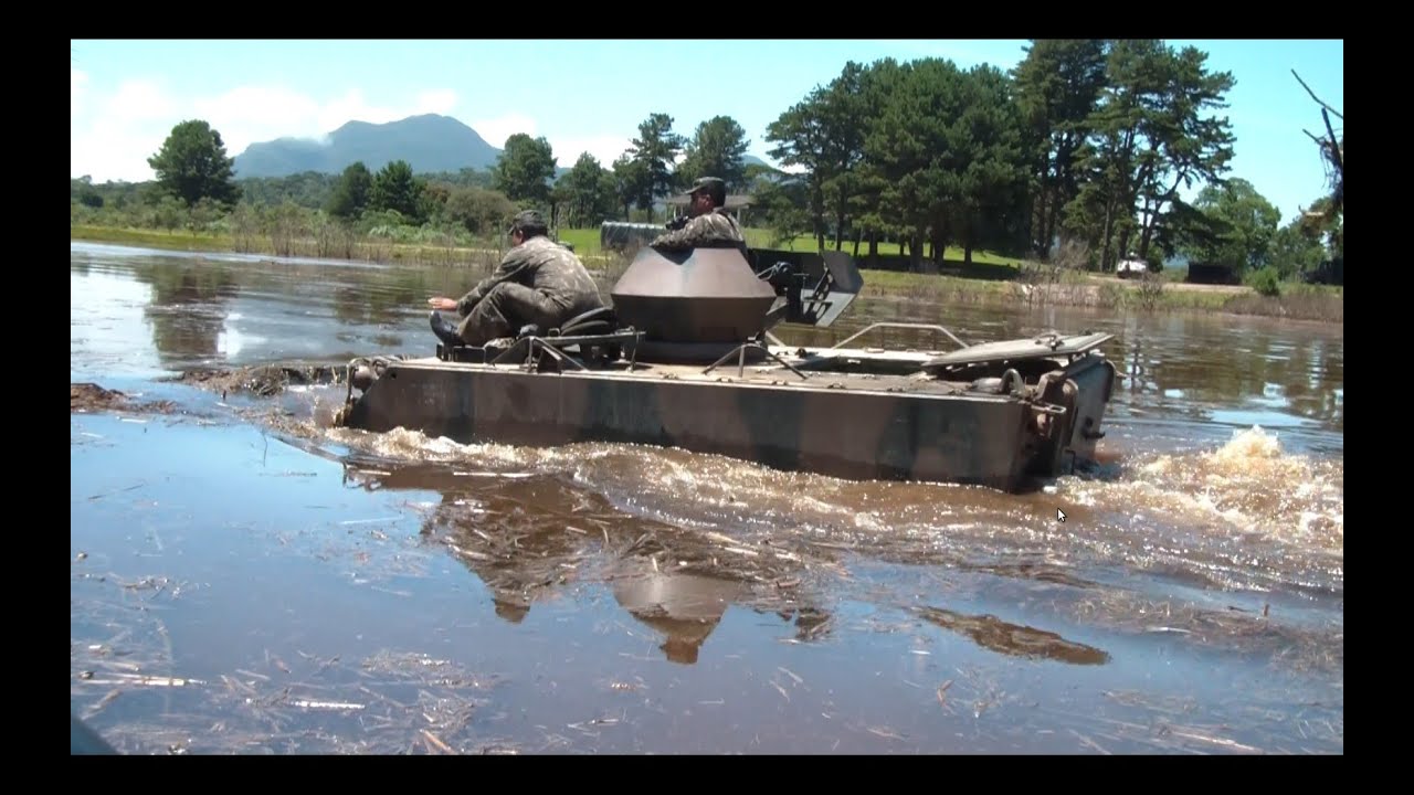 Blindado M113 flutuando no lago (FullHD) - apc - YouTube