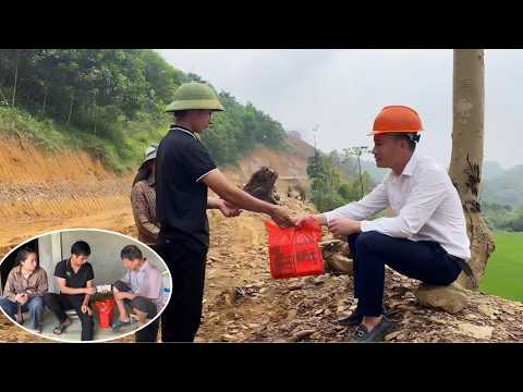 Tu brought a gift to thank the person who had helped him, but received a gift in return