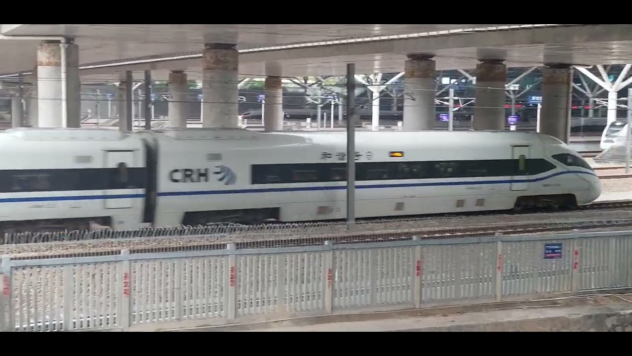 CRH1A-A+CRH1A-A D7128次(深圳北站-潮汕站)駛離+CRH1A+CRH1A D2331次(福州站-深圳北站)駛入深圳北站 ...