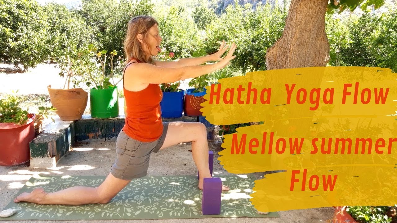 Hatha Yoga Flow - mellow summer flow - with lion - 10 minutes - YouTube