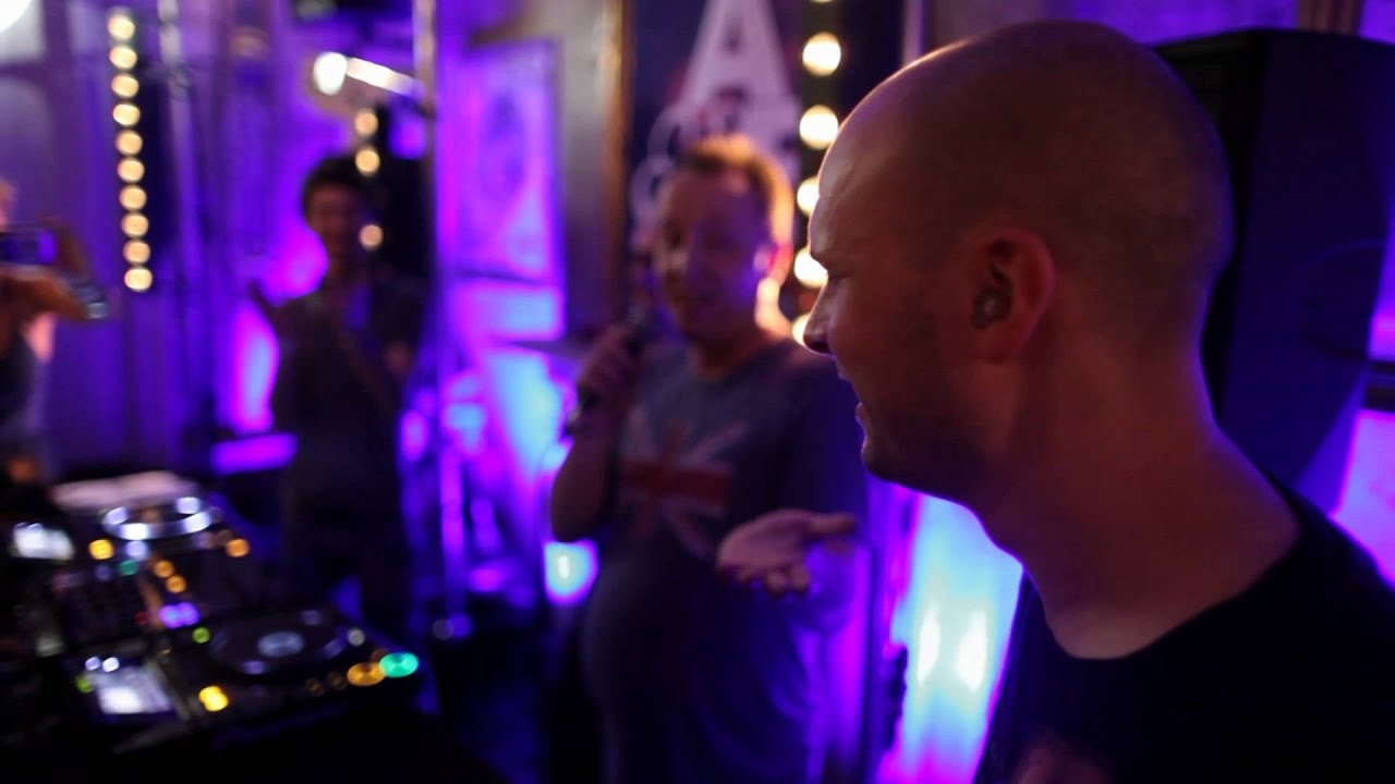 Above & Beyond London pub gig - Jono birthday singalong - YouTube