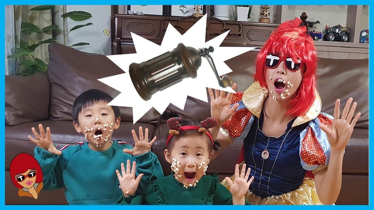 집에서 눈놀이해요! 엉터리 마법사 놀이 Sham Magic Play ★My Mom is an Alien - YouTube