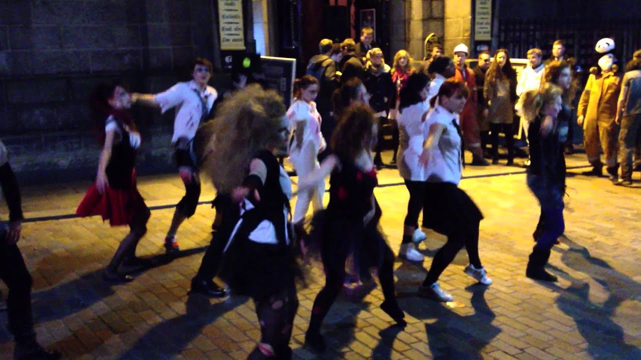 Flash Mob - Thriller - Halloween 2013 - YouTube