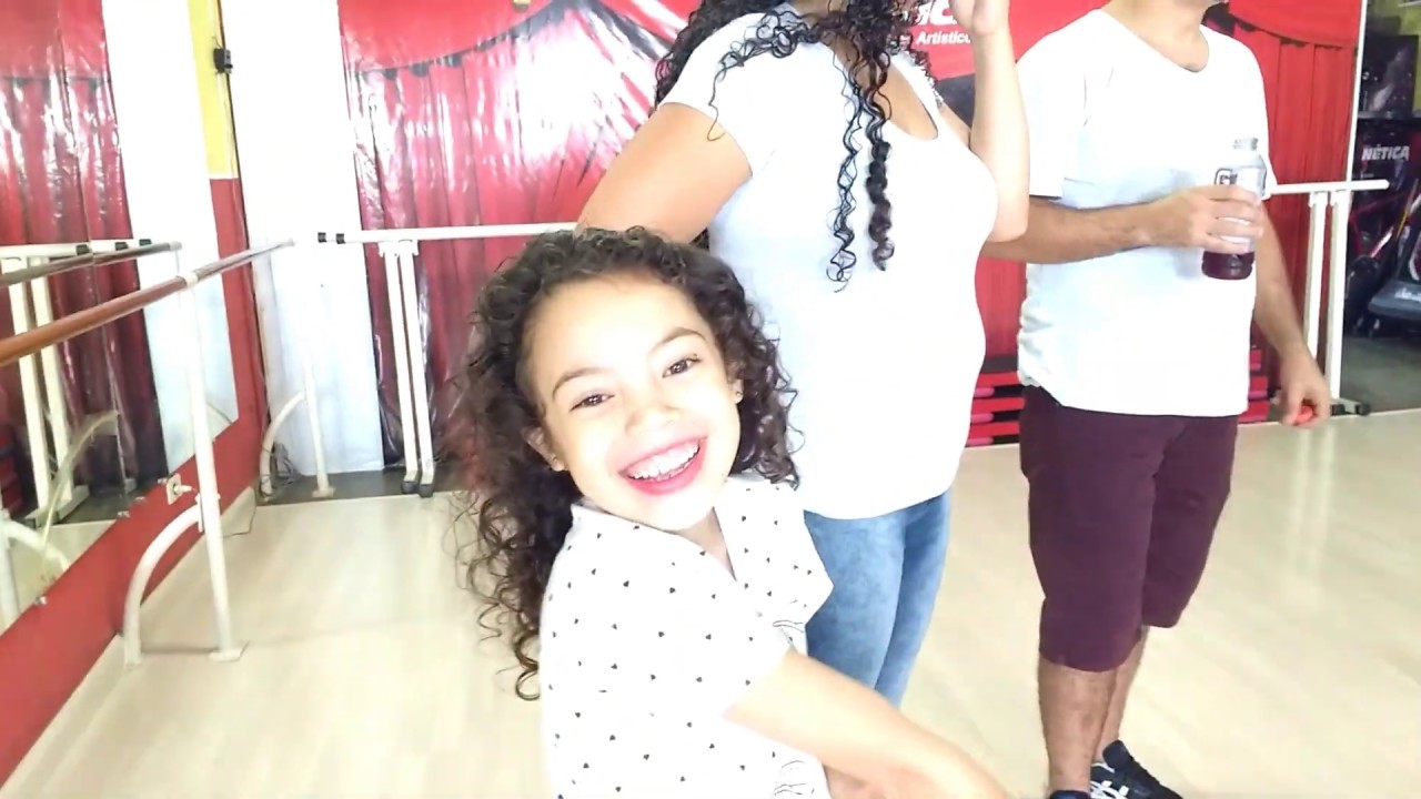 MENINA DA SHOW DANÇANDO SAMBA ROCK - YouTube