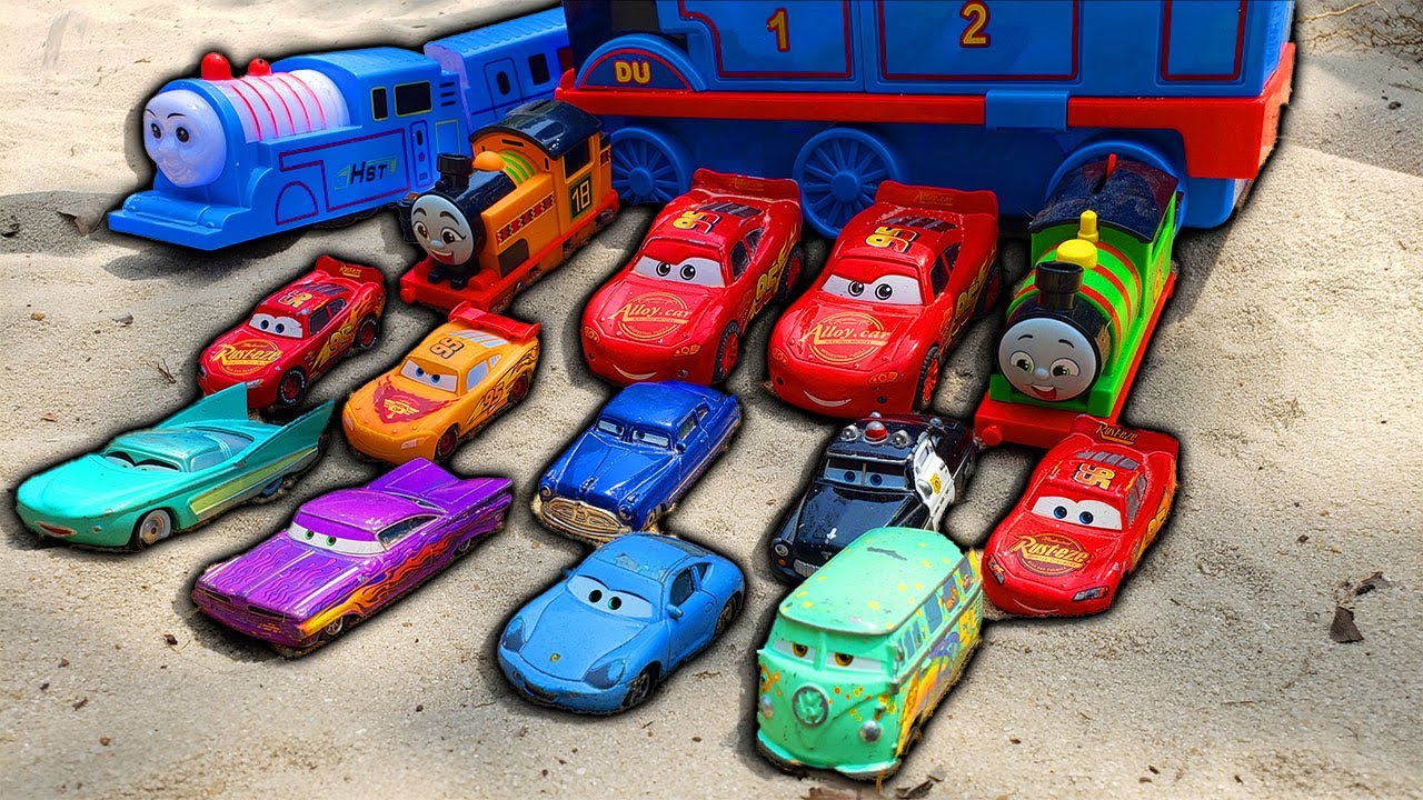 Disney Pixar Cars fall into the SAND: Lightning McQueen,Doc Hudson ...