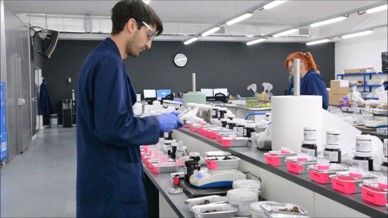 W laboratorium i2 Analytical - YouTube