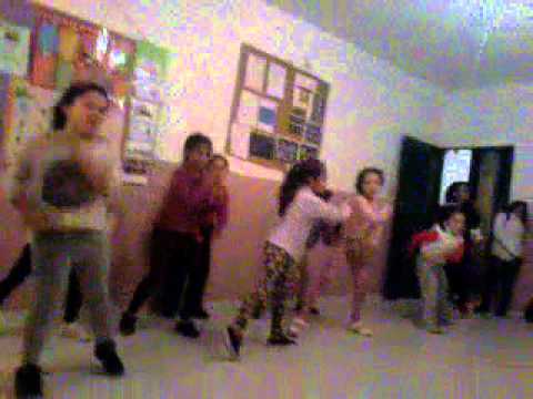 Nenas bailando moviendo caderas zumba