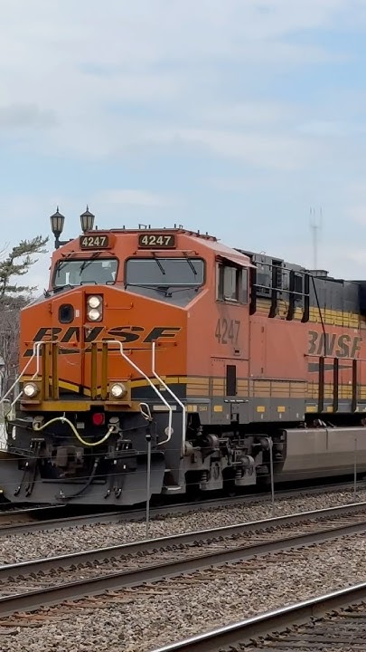 Honk from BNSF engineer! #railway #railfan #railroad #train #bnsf #bnsftrains - YouTube