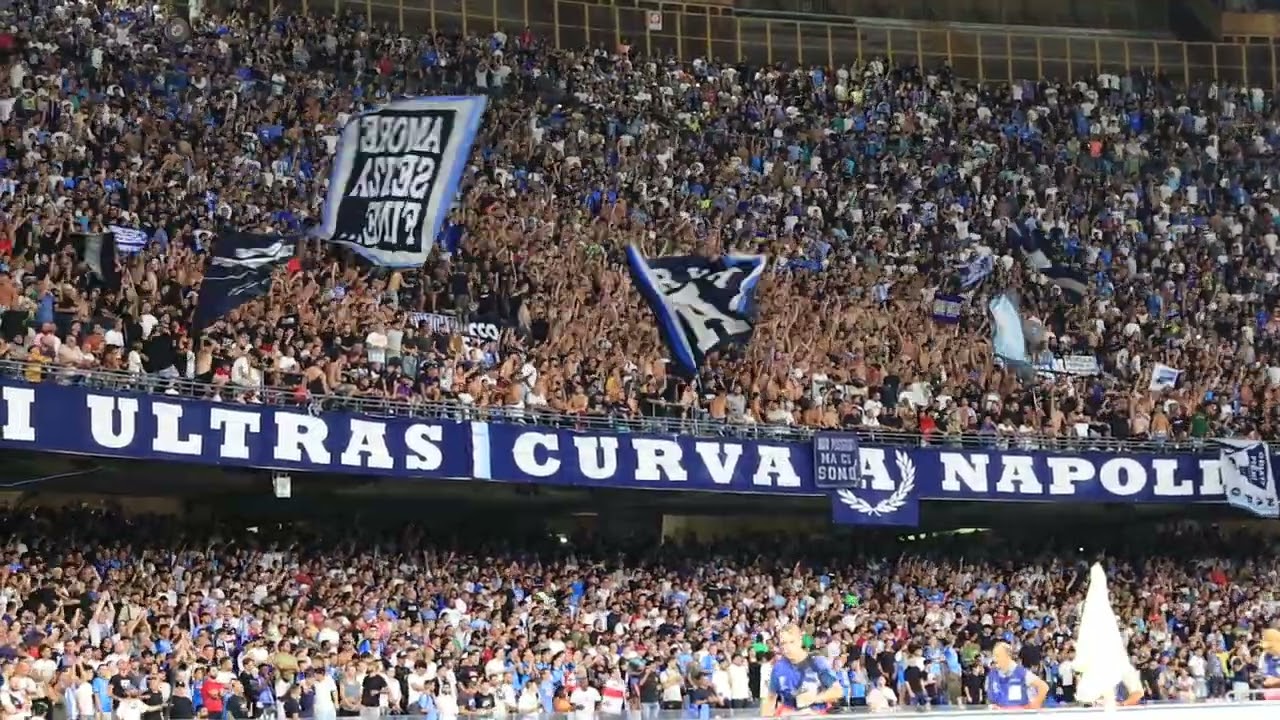 NAPOLI VS LIVERPOOL - ESPLOSIONE ULTRAS - CURVA A CURVA B - YouTube
