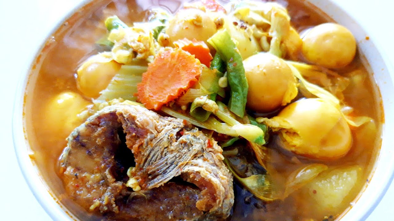 สูตรวิธีทำแกงเหลืองผักรวมไข่มดแดงใส่ไข่อ่อนใส่ปลาช่อนทอด#กินกับปู - YouTube