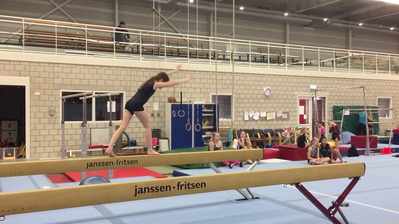 Babet radslag op balk - YouTube