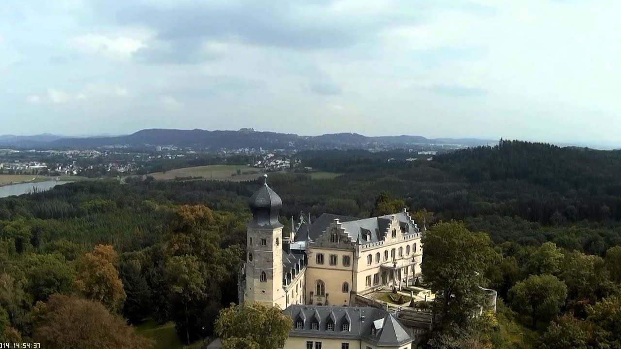 Luftaufnahmen vom Schloss Callenberg - YouTube